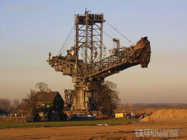 世界之最 两台巨型斗轮挖机的正面PK_铁甲工程机械网