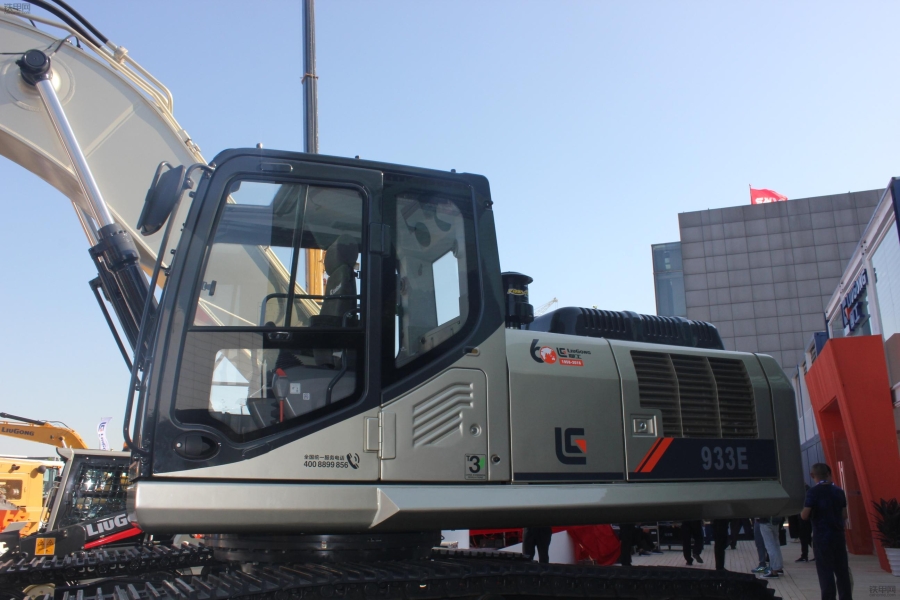 BICES 2017：柳工CLG933E履带式挖掘机金色盛装出席_铁甲工程机械网