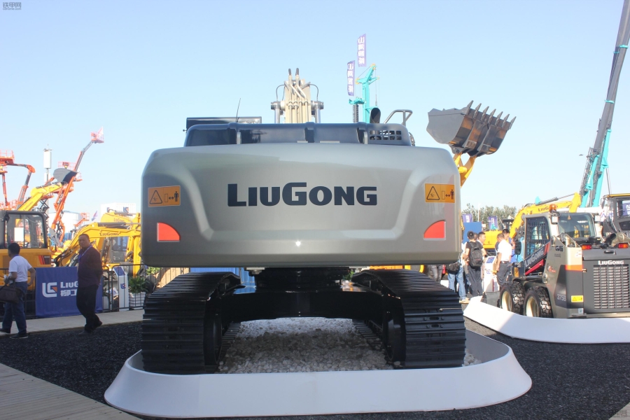 BICES 2017：柳工CLG933E履带式挖掘机金色盛装出席_铁甲工程机械网