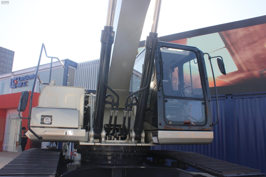 BICES 2017：柳工CLG933E履带式挖掘机金色盛装出席_铁甲工程机械网